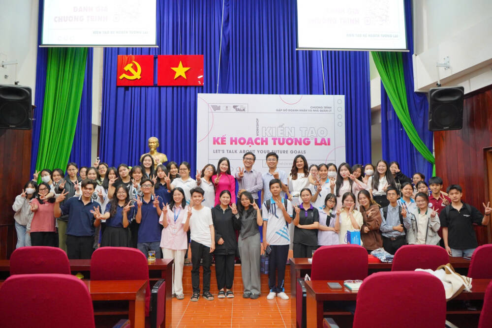 Diễn giả áo dài Võ Thị Mỹ Duyên và ThS. Nguyễn Anh Toàn từ Maybank Investment Bank truyền cảm ...